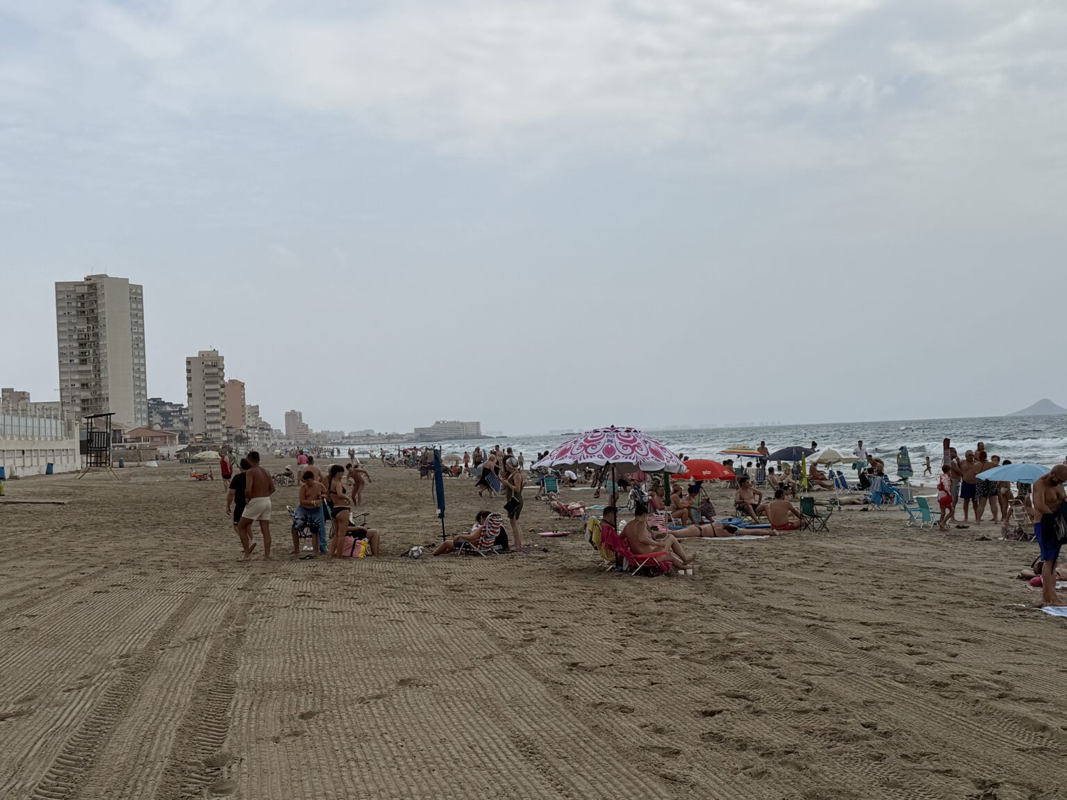 La bandera roja vuelve a ondear este domingo en varias playas de La ...